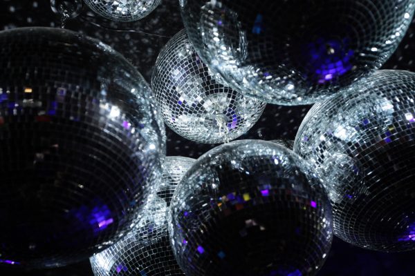 8 Ways to Decorate With Mirror Balls | Feel Good Events