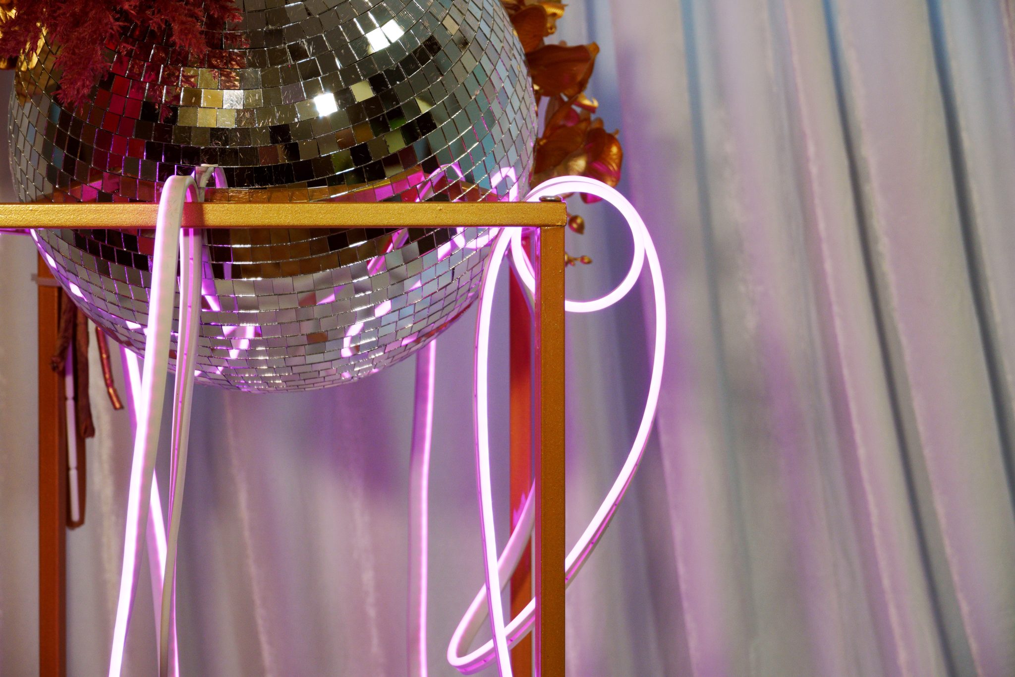 8 Ways to Decorate With Mirror Balls | Feel Good Events