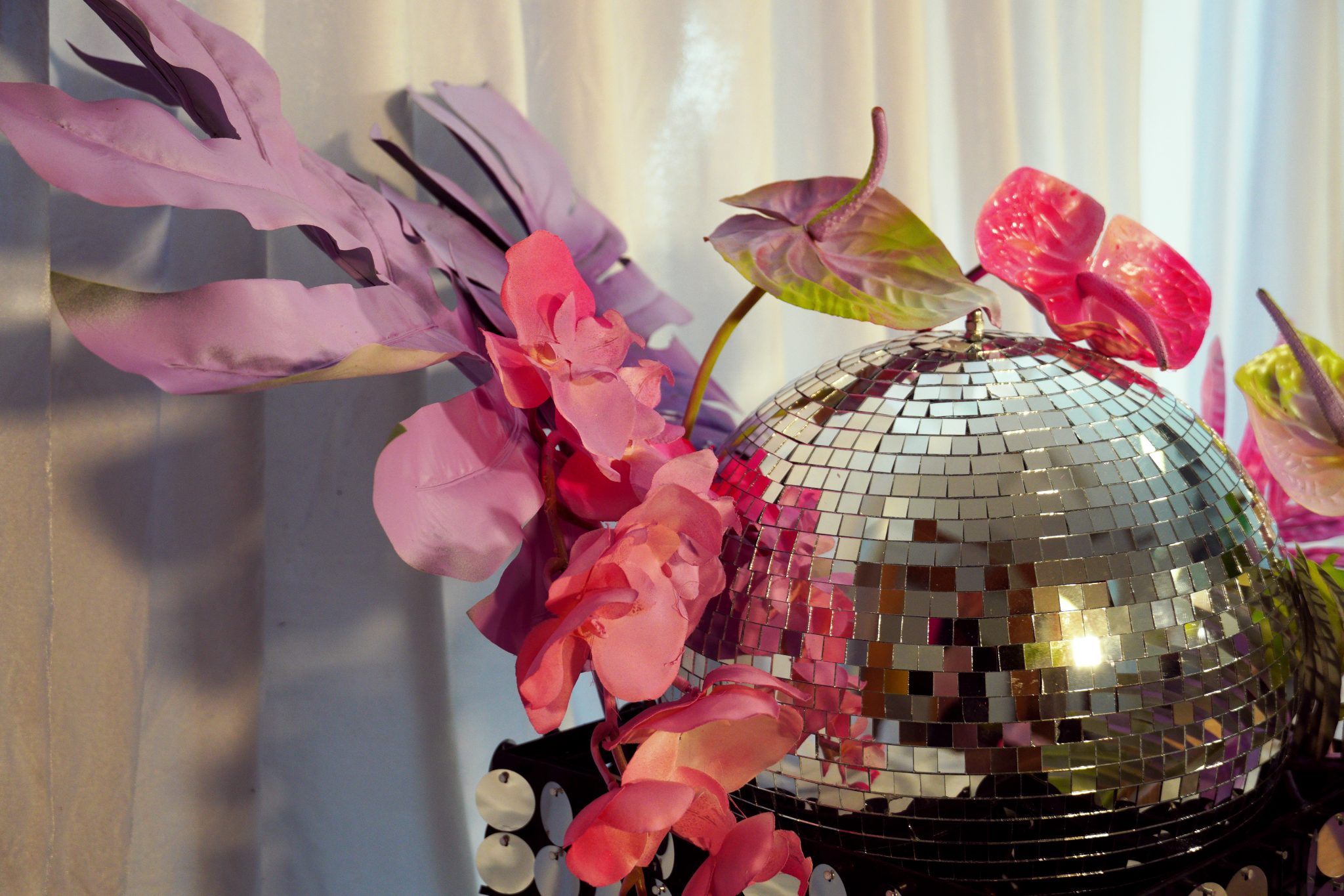 8 Ways to Decorate With Mirror Balls | Feel Good Events