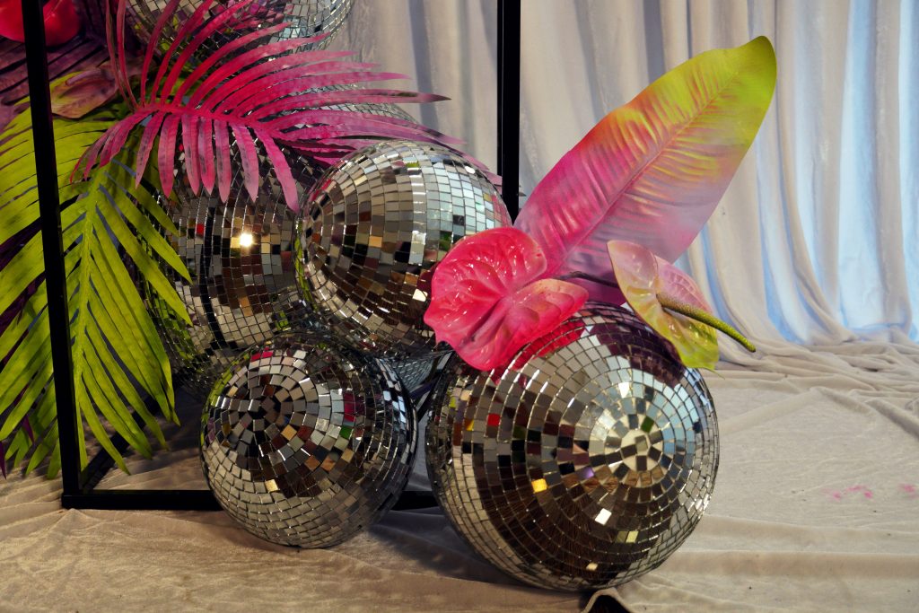 8 Ways to Decorate With Mirror Balls | Feel Good Events